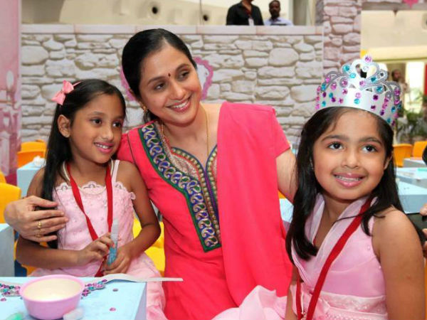 Actress Devayani with her daughters - Malayalam Filmibeat