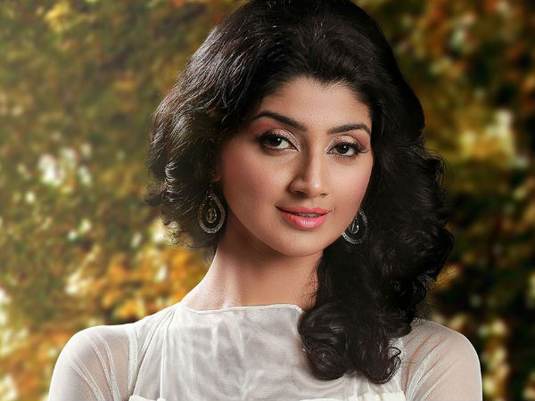 Divya Unni with family, sse the latest photo - Malayalam Filmibeat