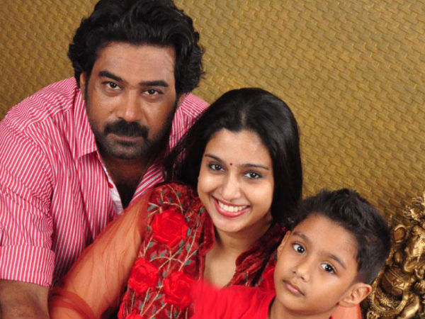 Samyuktha Varma Shares A Photo With Biju Menon And Son | ഭര്‍ത്താവും ...