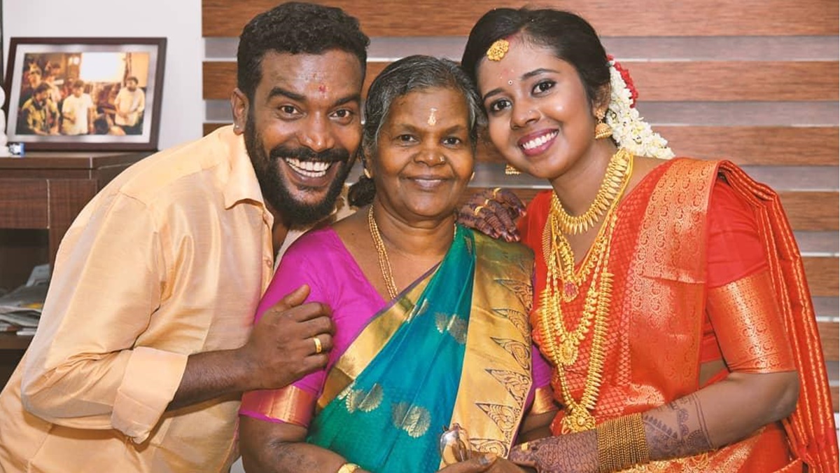manikandan r achari posted a family picture | അമ്മയ്ക്കൊപ്പം ... manikandan r achari posted a family picture | അമ്മയ്ക്കൊപ്പം ...