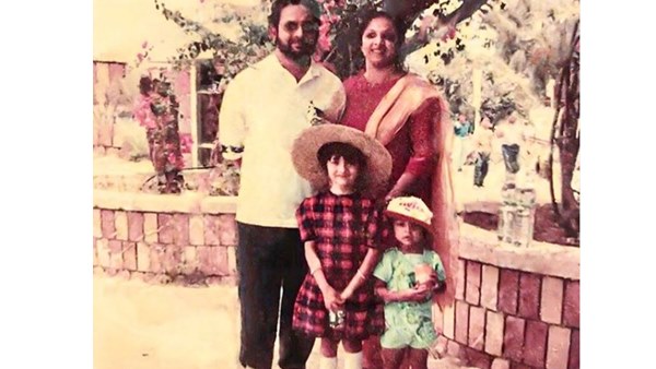 Samvrutha Sunil Old Photo With Family | ഈ കുഞ്ഞുപെണ്‍കുട്ടി ...